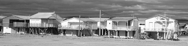 Cabanons de mer du film 37°2 le matin. Les chalets de Gruissan.